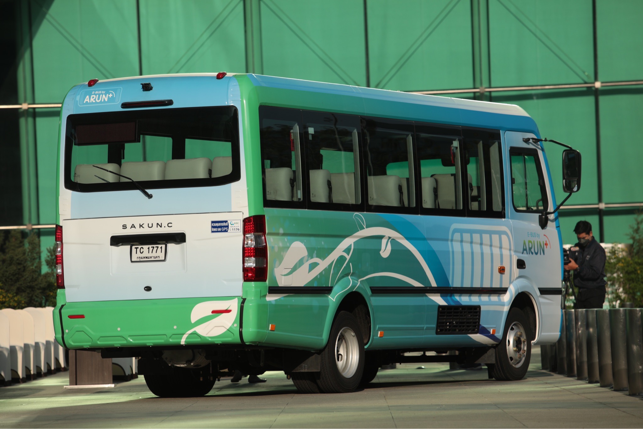 กลุ่ม ปตท. ส่ง “E-Bus” รุ่นใหม่ผลิตในไทย ทดสอบใช้งานตึก EnCo - www.ten ...